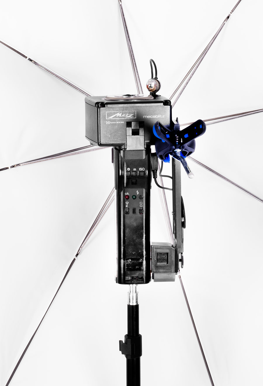 Dando de comer a un flash Metz 60 CT 4 | Román Montesinos